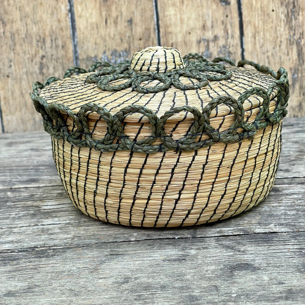 Vintage Ojibwe Large Sweetgrass Basket with scalloped edge and lid (RK ...